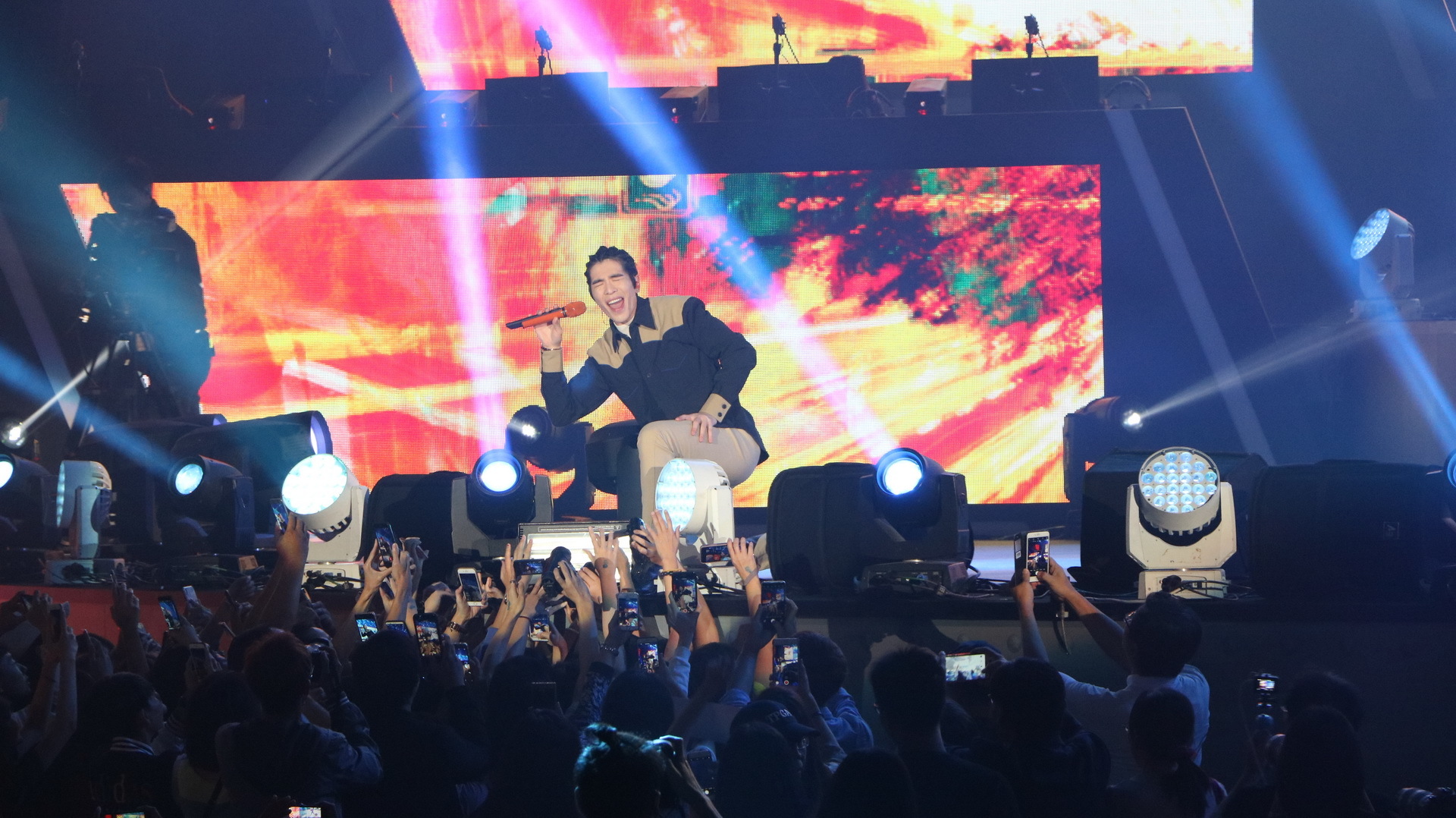 歌手蕭敬騰演唱為 2018 IESF 電競賽事正式揭開序幕 前職業選手 Bebe 代表選手宣誓 - 巴哈姆特