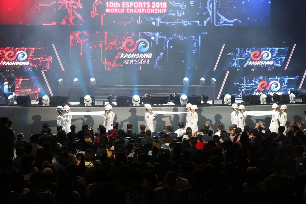 歌手蕭敬騰演唱為 2018 IESF 電競賽事正式揭開序幕 前職業選手 Bebe 代表選手宣誓 - 巴哈姆特