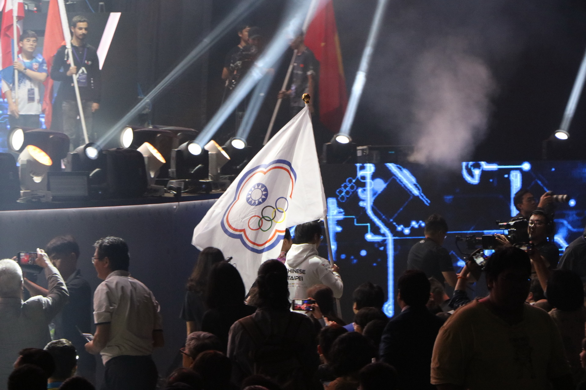 歌手蕭敬騰演唱為 2018 IESF 電競賽事正式揭開序幕 前職業選手 Bebe 代表選手宣誓 - 巴哈姆特