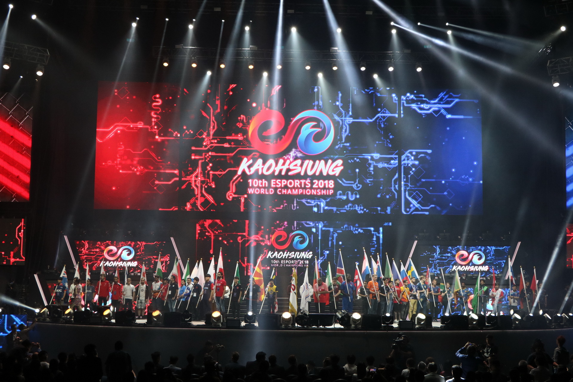 歌手蕭敬騰演唱為 2018 IESF 電競賽事正式揭開序幕 前職業選手 Bebe 代表選手宣誓 - 巴哈姆特