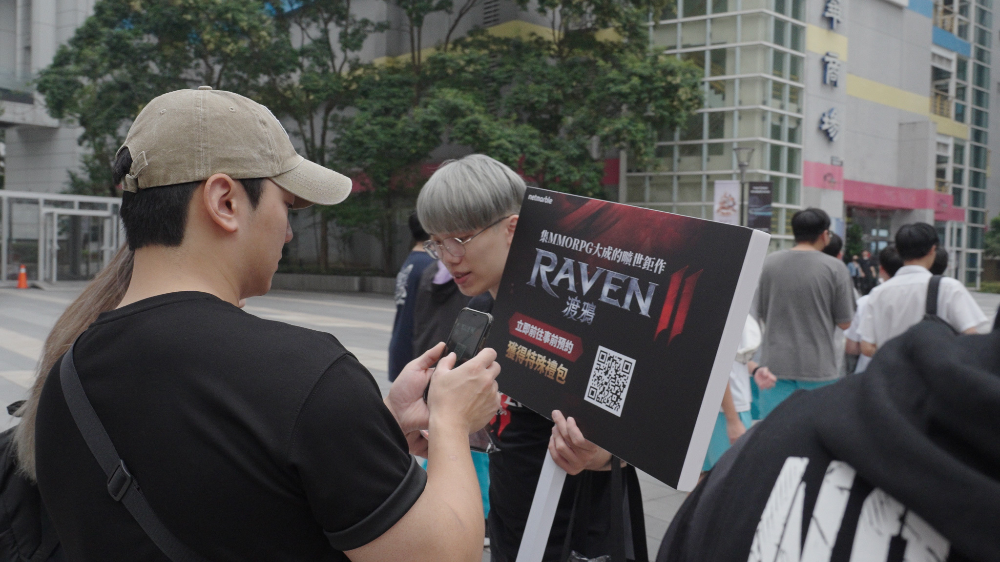 【情報】《RAVEN 2：渡鴉》上市在即 網紅「希希」化身遊戲角色「古列爾」現身街頭 @Raven2：渡鴉 哈啦板 - 巴哈姆特