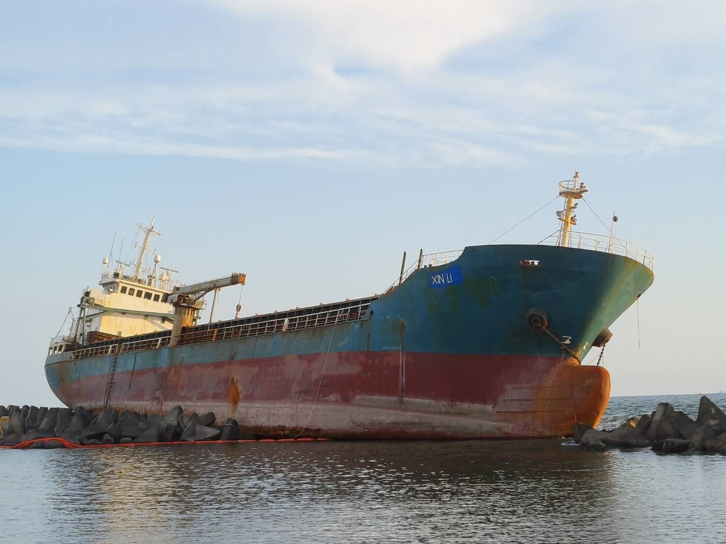 高雄茄萣-擱淺的船 - s20116147的創作 - 巴哈姆特