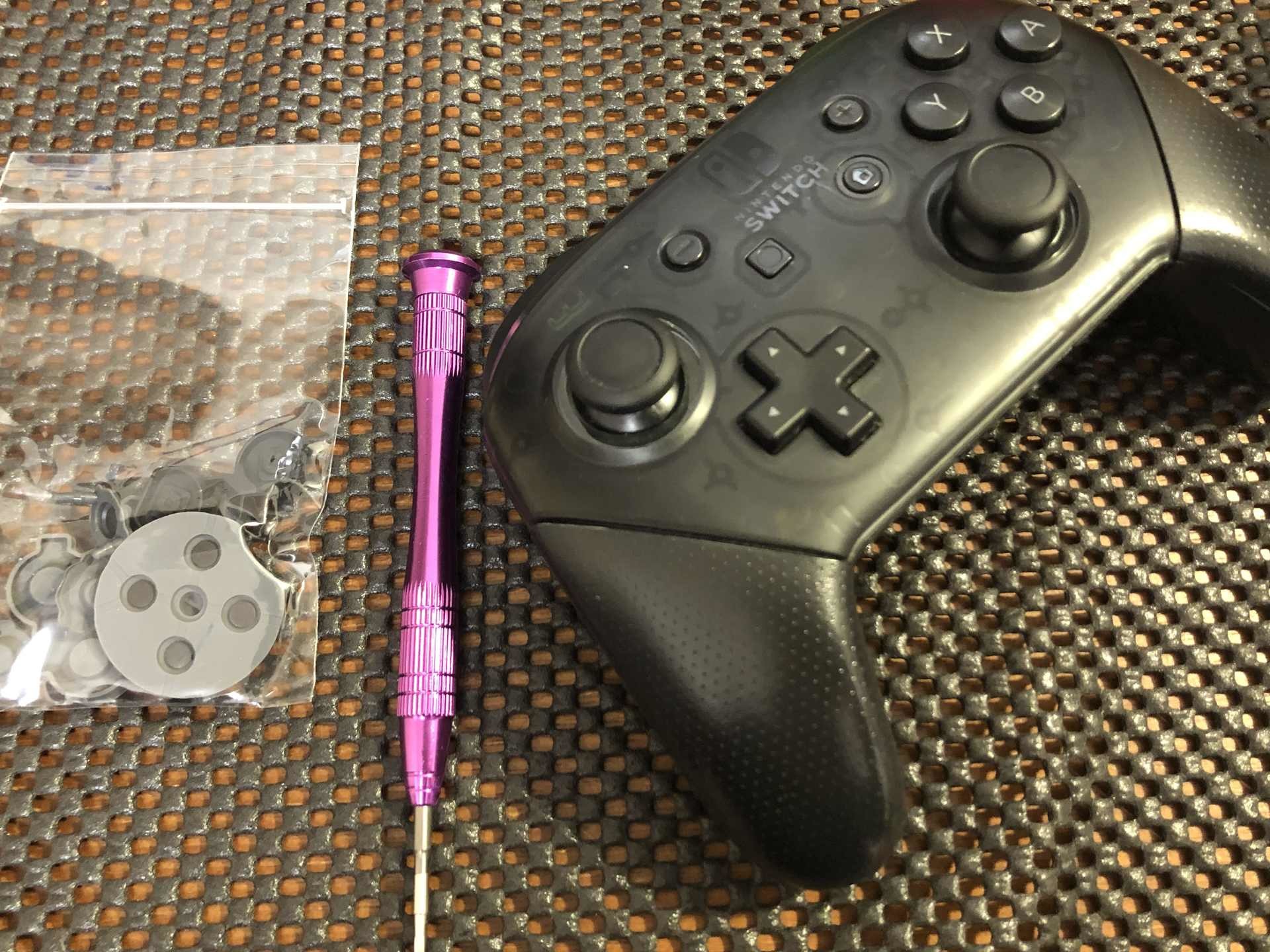 Nintendo Switch Pro控制器 拆解維修（更換手把導電膠） - chen20825172的創作 - 巴哈姆特