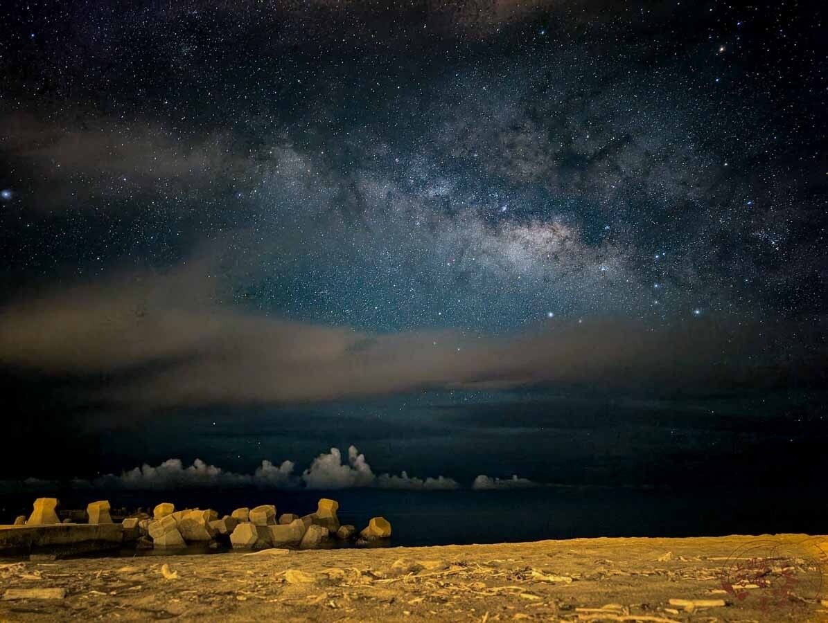 [達人專欄] 【天文攝影】鹽寮漁港拍攝的橫向銀河 - flys8028的創作 - 巴哈姆特
