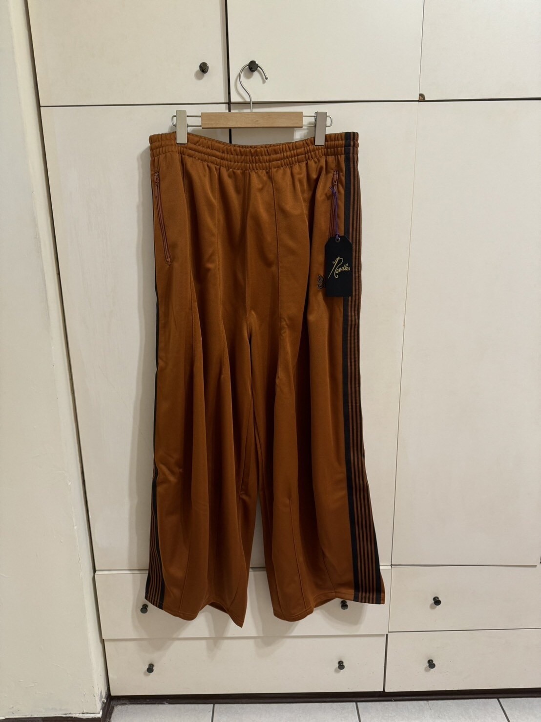 【開箱】 樂淘代購心得 needles 24ss hd pants 深橘色超寬版褲 - ss8768的創作 - 巴哈姆特